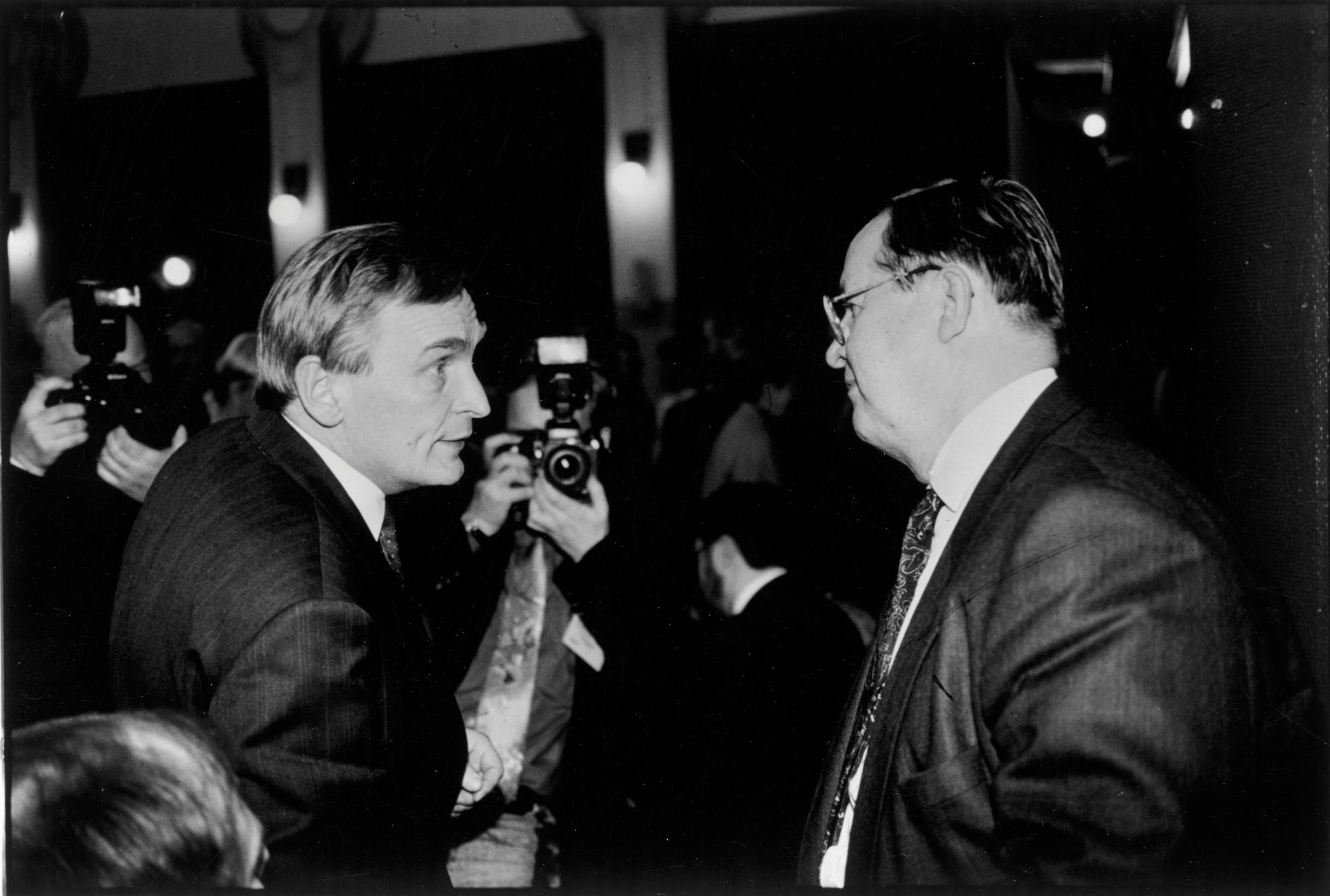 Ulf Sundqvist 1945–2023: "Politiikasta on tullut viihdettä" | Apu