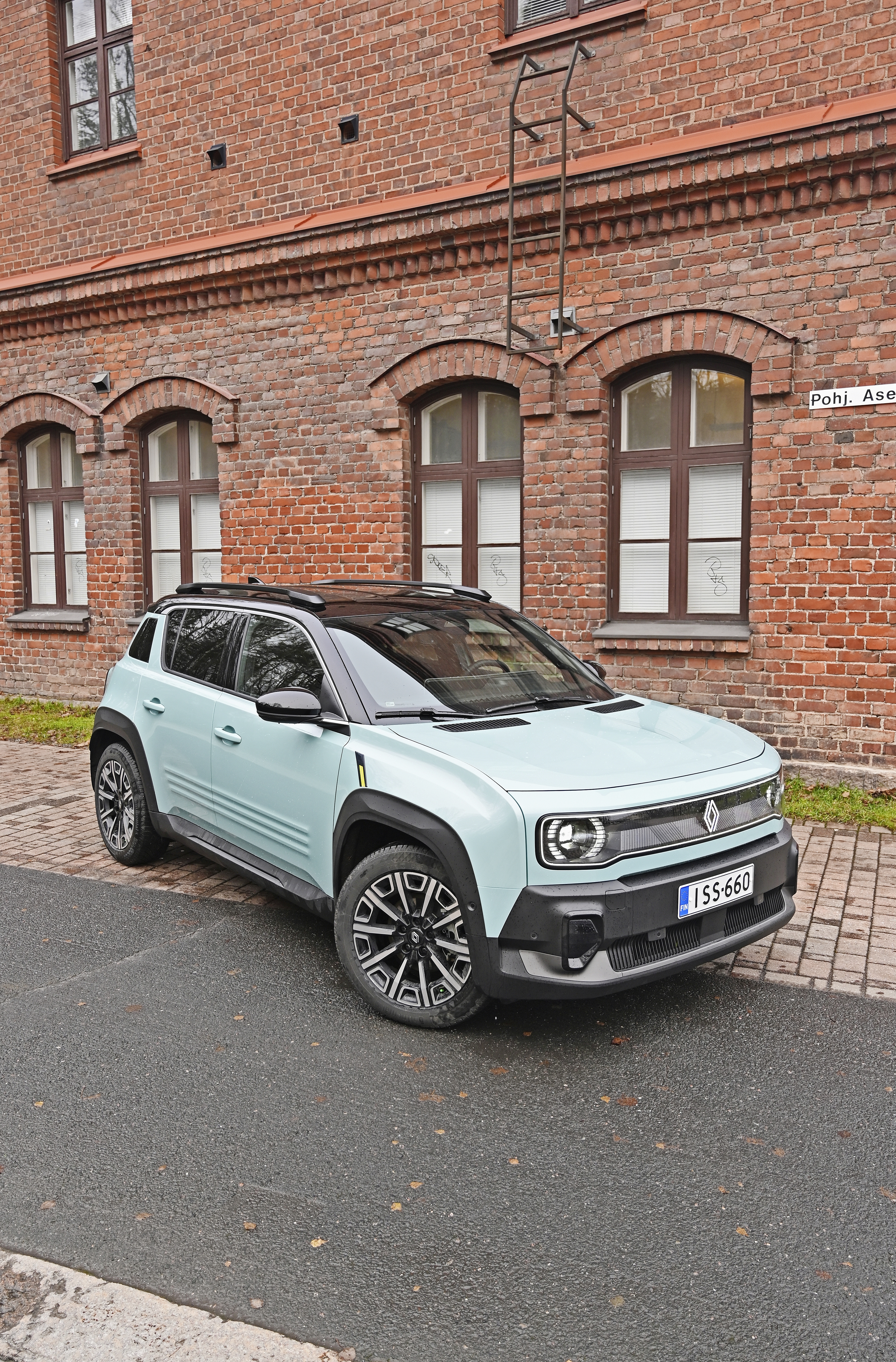 Renault 4 E-Tech | Upea käyttöliittymä, pikalataus on pettymys | Tuulilasi