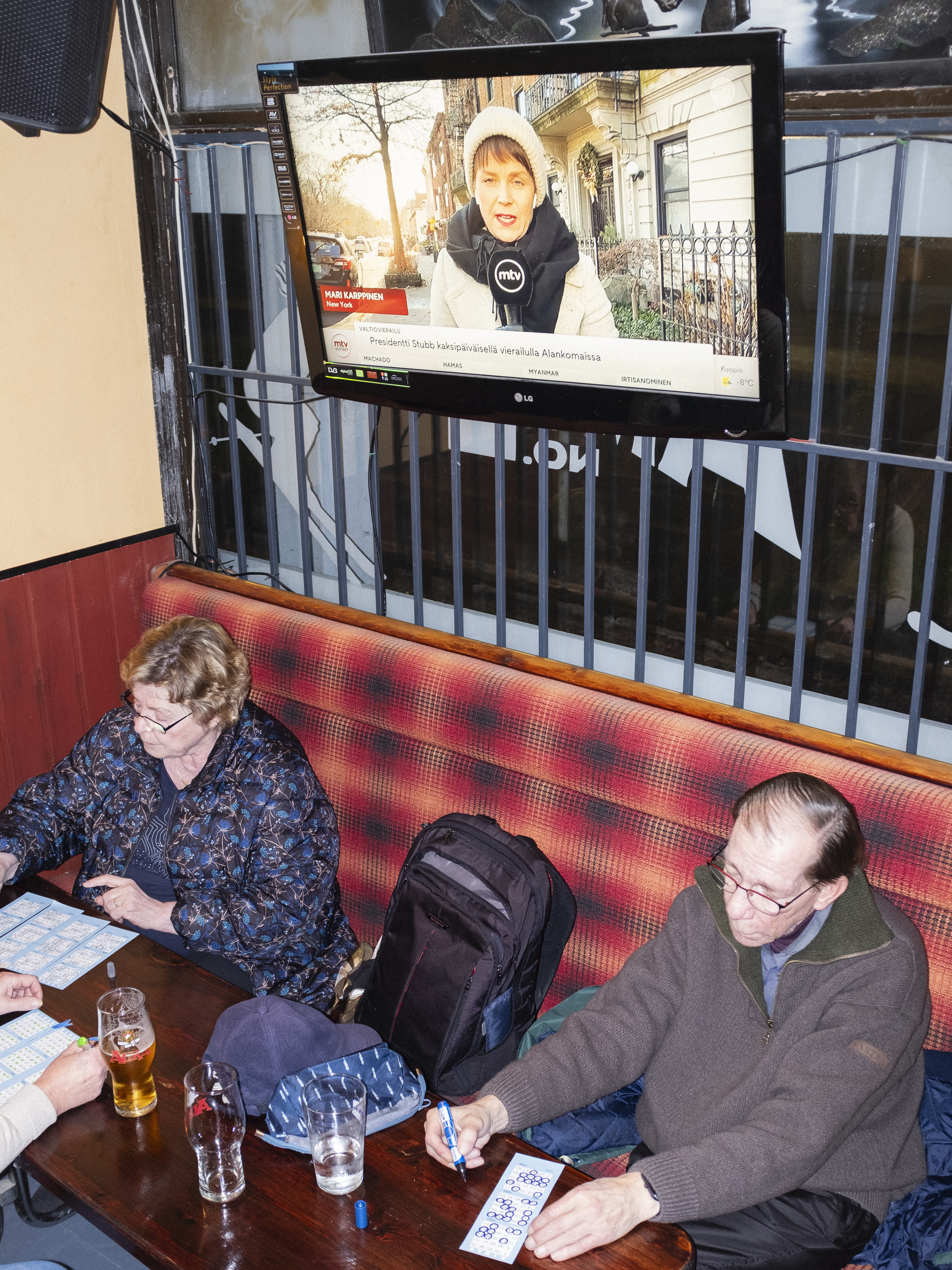 Lähiön baarin päivävuorolaiset kertoivat menetyksistä ja ikävästä | Apu