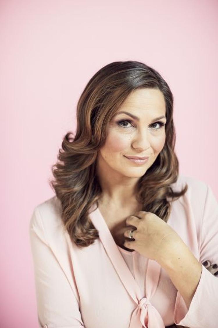 Janina Fry: Haluan katkaista vaikenemisen kierteen | Apu