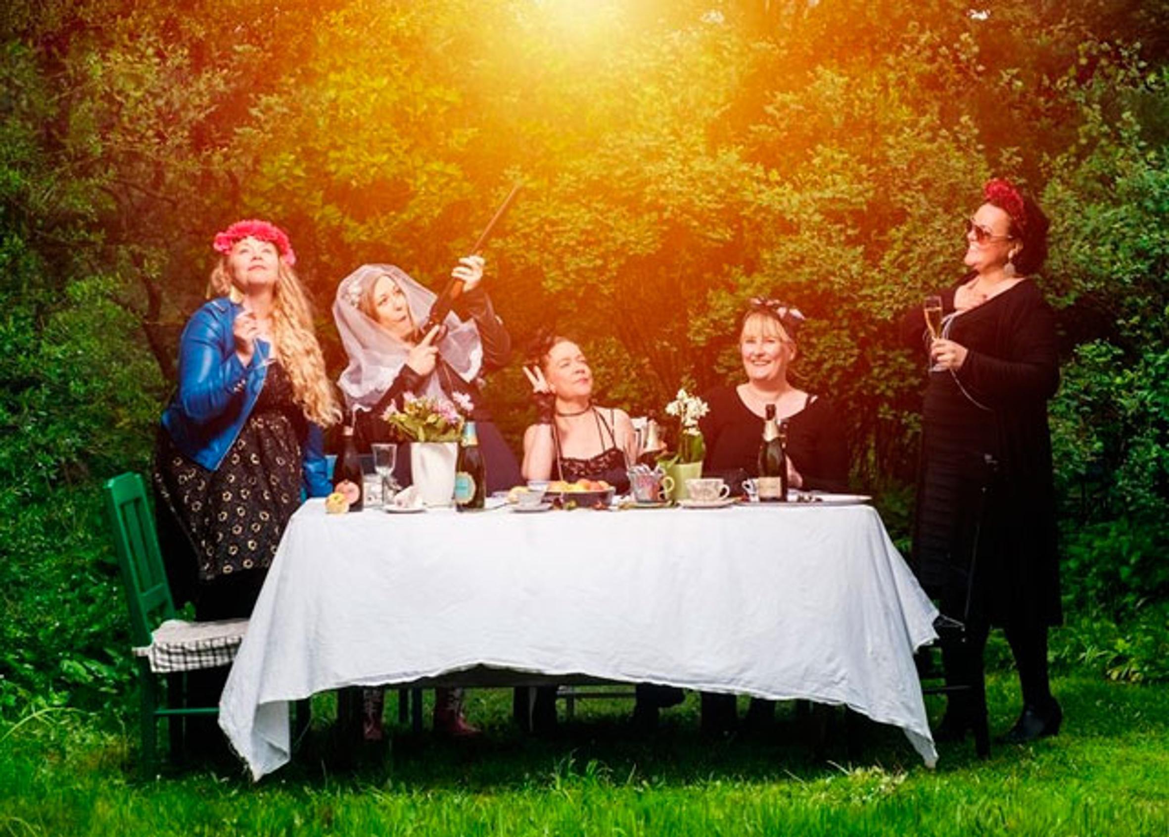 All Female Panel on naurun asialla - vain nopeat pääsevät hauskaan ...