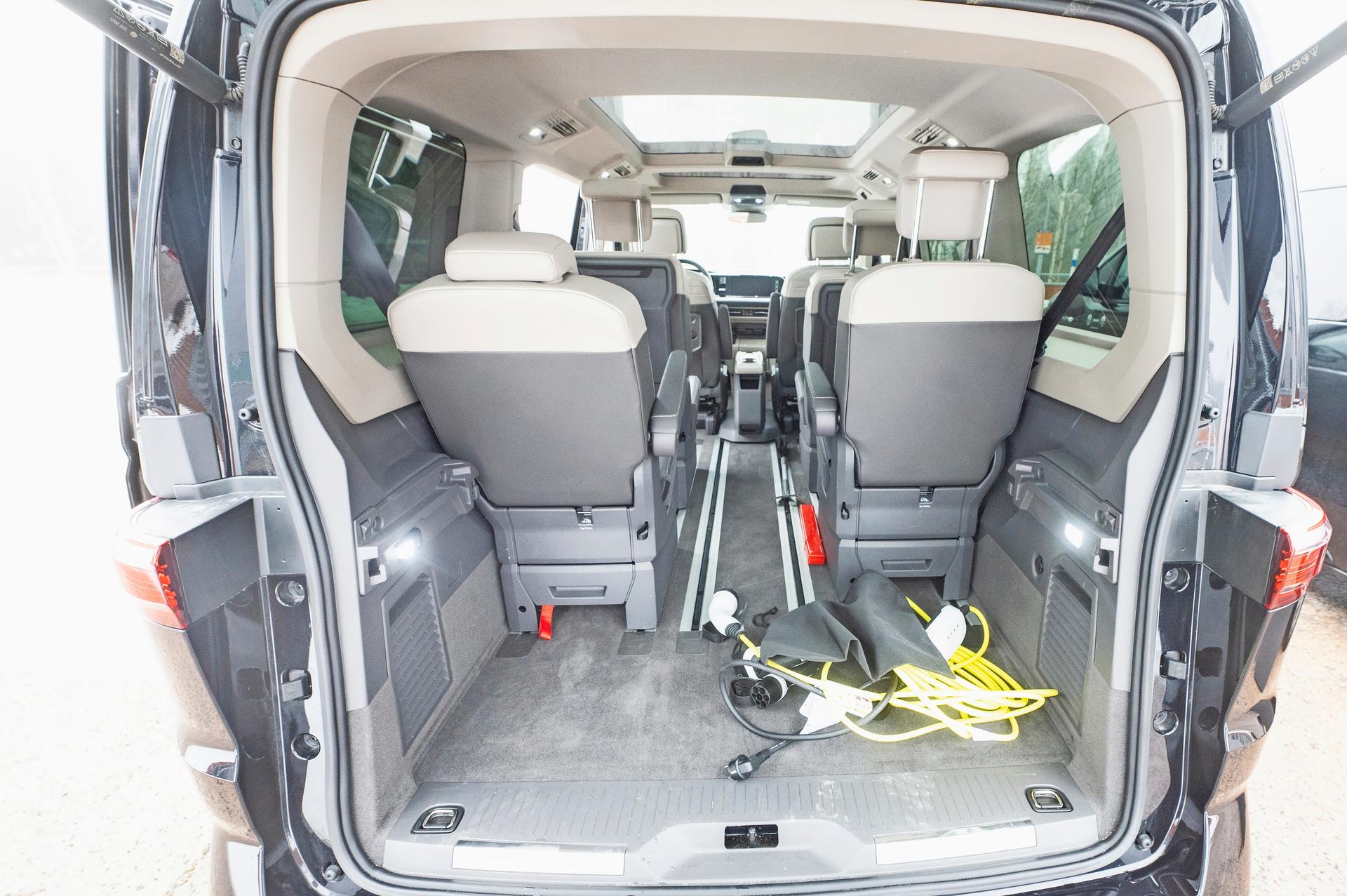 Vertailu: Toyota Proace EV & Volkswagen Multivan PHEV Tila-autot ...