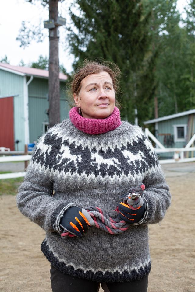 Kaksi tytärtään menettänyt Helena löysi lopulta lohdun hevosista | Apu