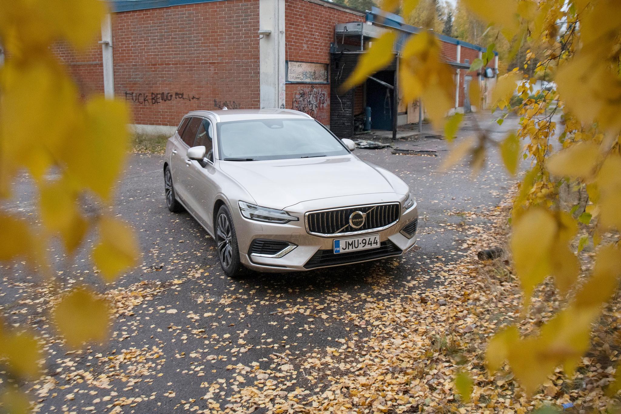 Volvo V60 T6 AWD Long Range | Pätevä lataushybridi | Koeajo | Tuulilasi