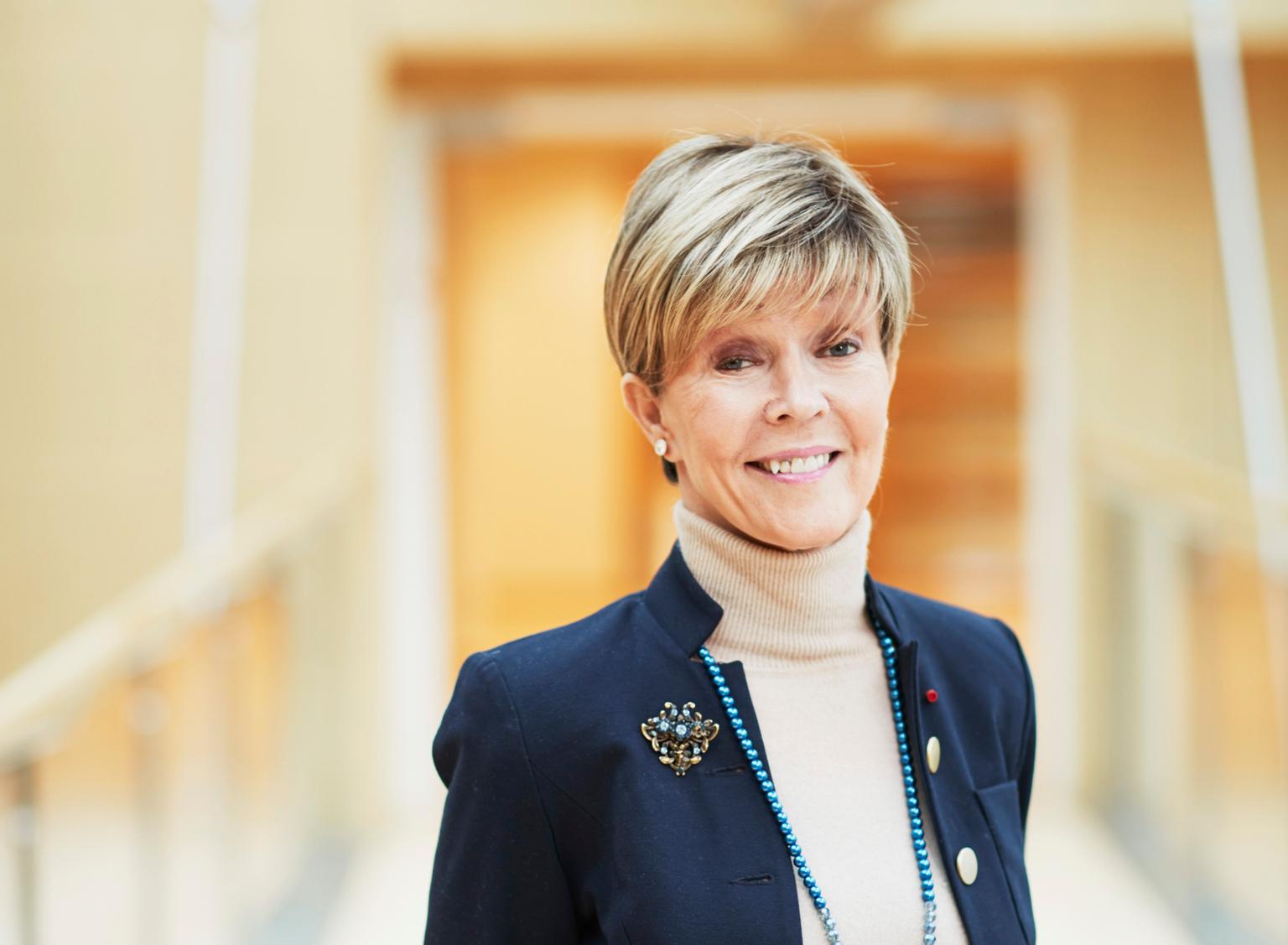 Helena Petäistö: Onnellisten valkoliljojen maa | Apu