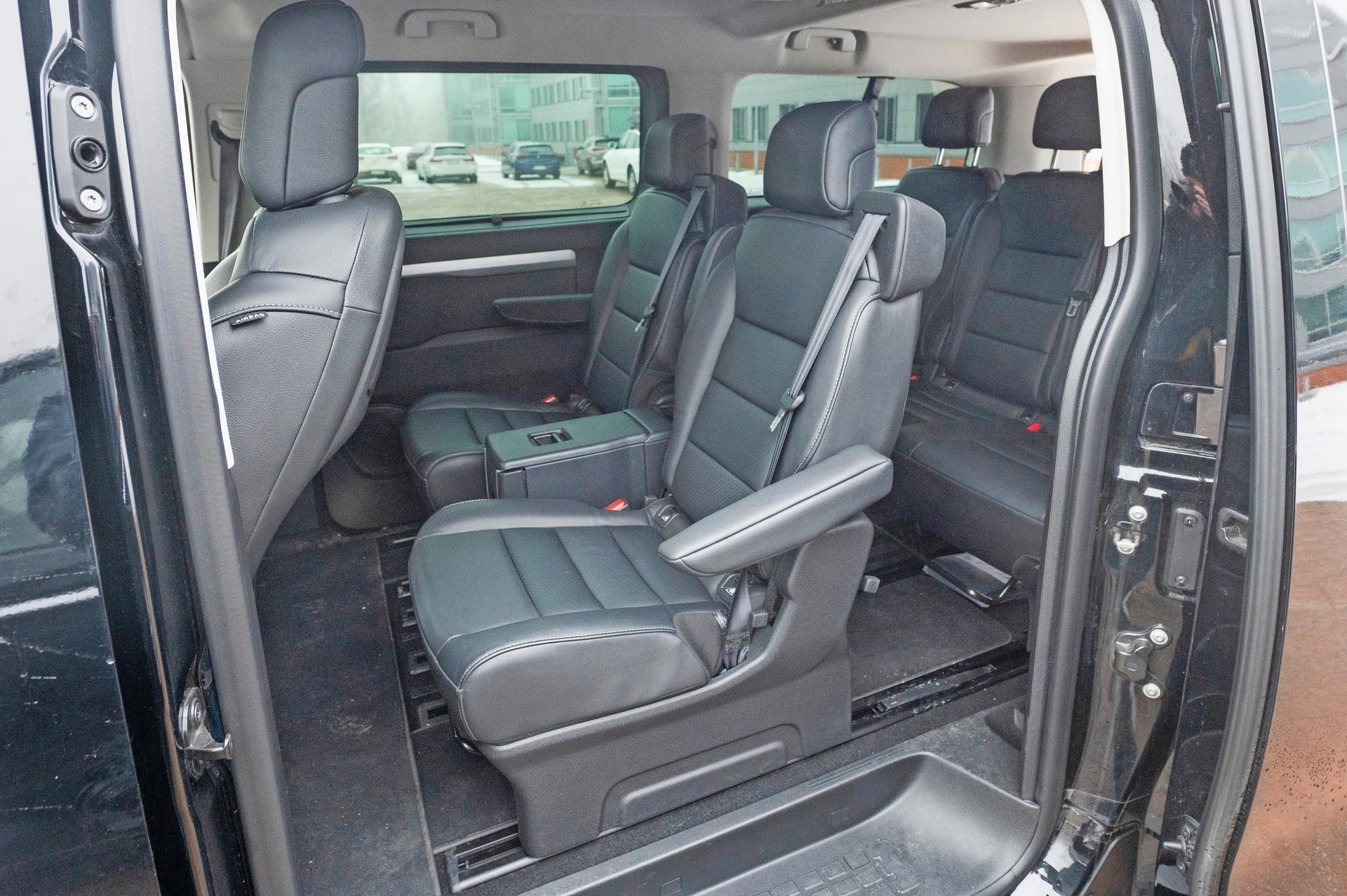 Vertailu: Toyota Proace EV & Volkswagen Multivan PHEV Tila-autot ...