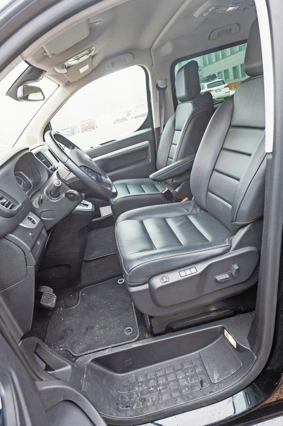 Vertailu: Toyota Proace EV & Volkswagen Multivan PHEV Tila-autot ...