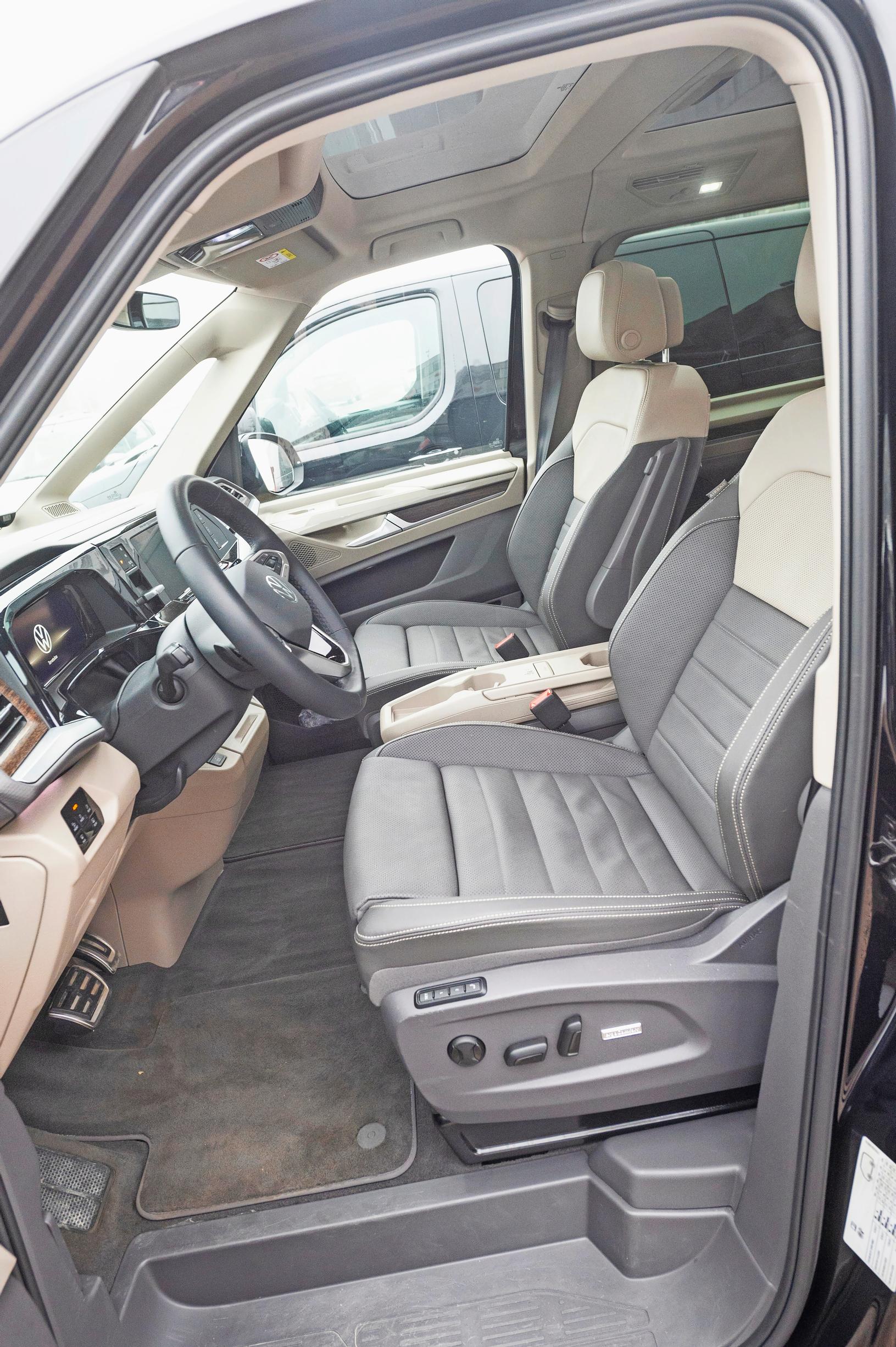 Vertailu: Toyota Proace EV & Volkswagen Multivan PHEV Tila-autot ...