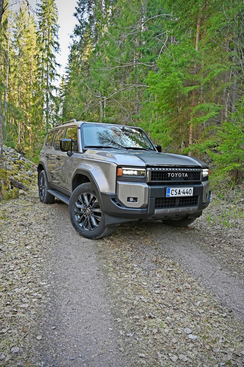 Uusi Toyota Land Cruiser | Täydet pisteet törmäystestissä | Tuulilasi