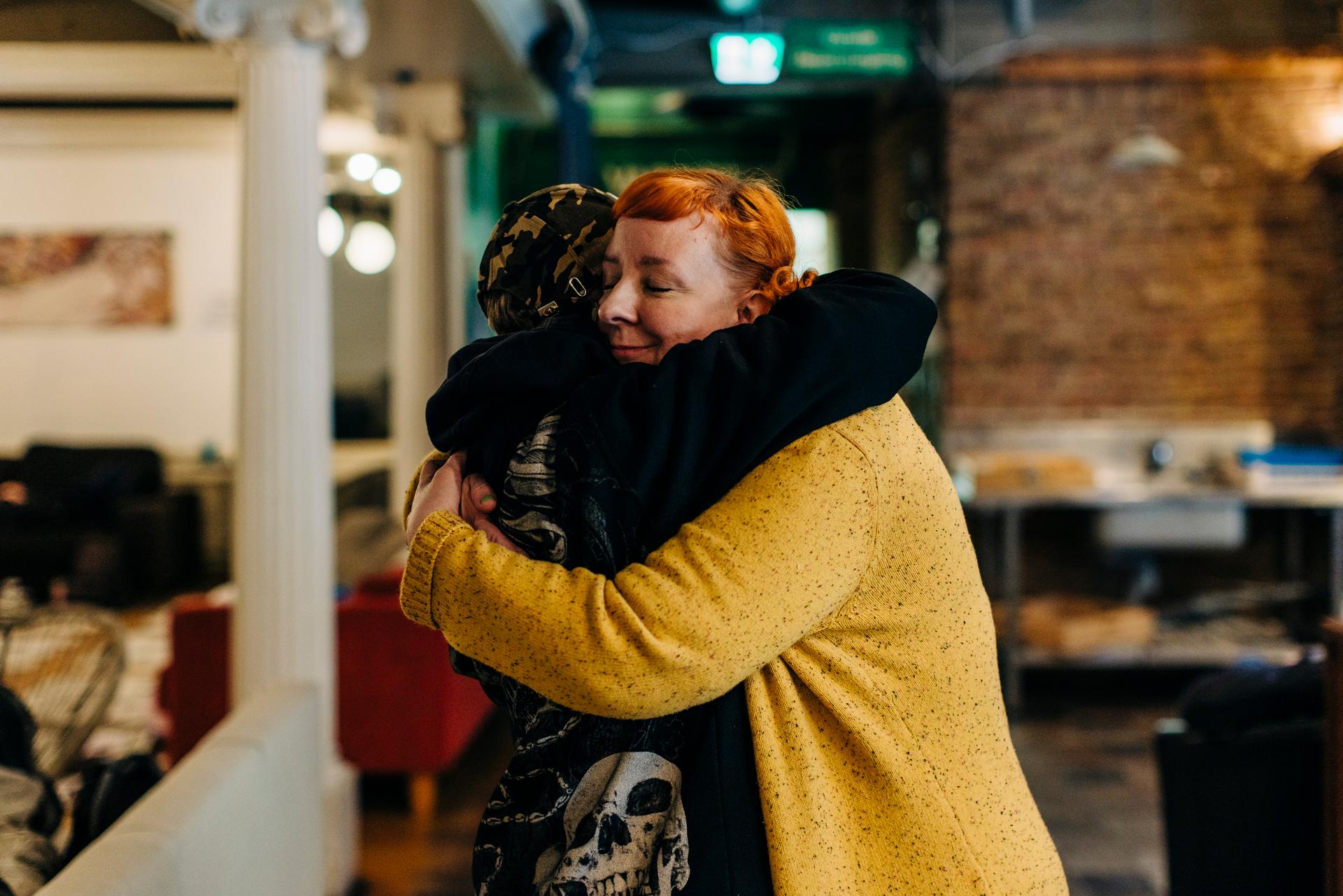 Jenni Kokander vapaaehtoistyössä asunnottomien päiväkeskuksessa | Apu