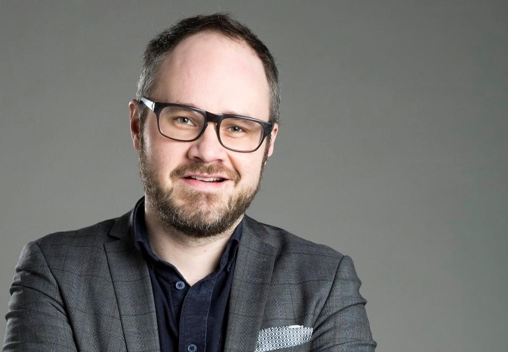 Tuomas Enbuske: Olen romani valkolaisen kropassa | Apu