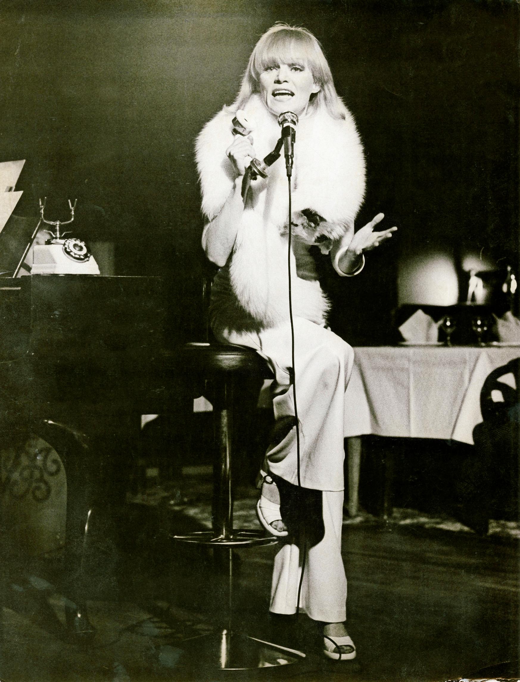 Katri Helena: ”Joskus se itsetunto on pitänyt tikulla kaivaa” | Apu