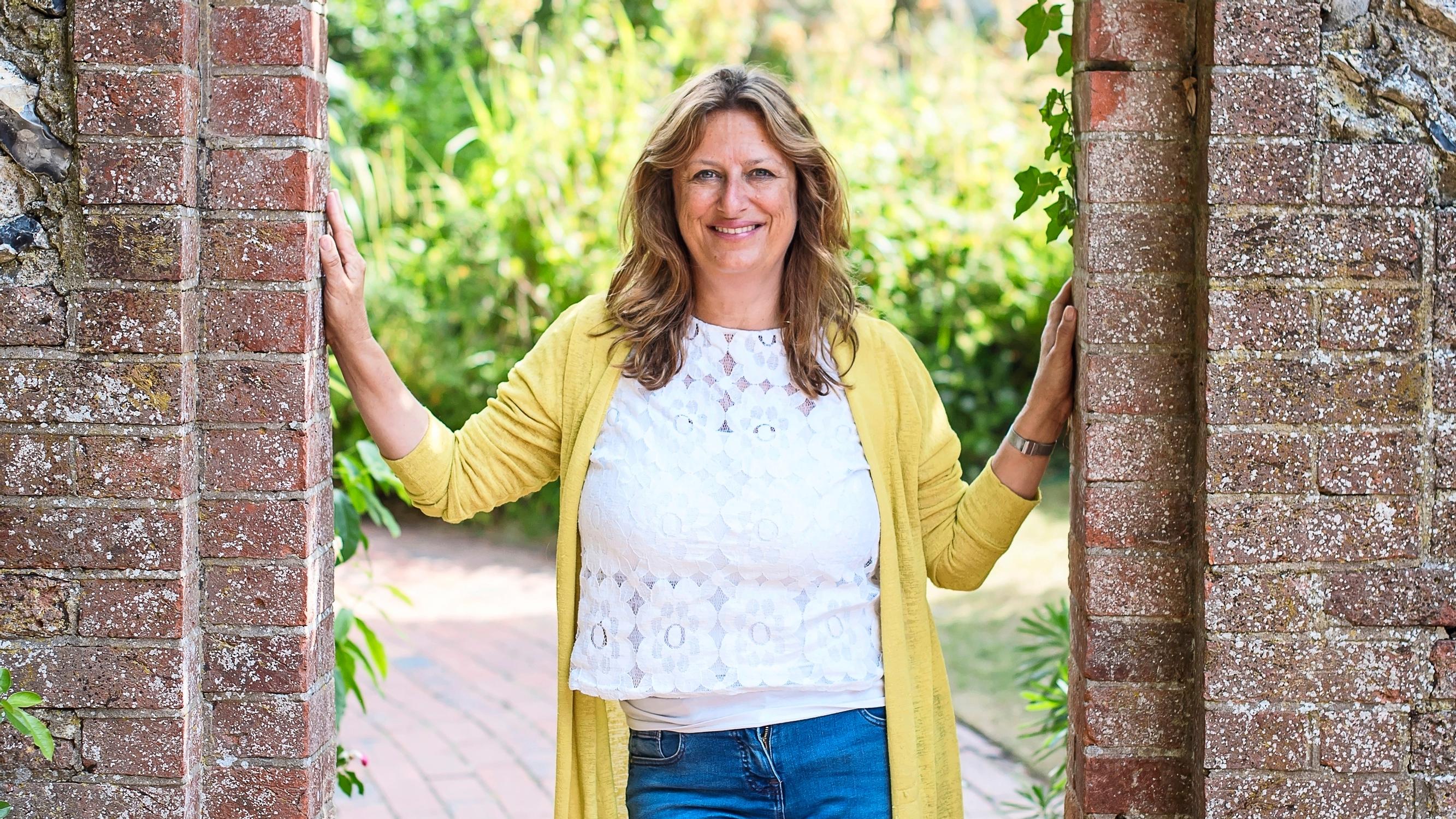 Kirjailija Elly Griffiths paljastaa suosionsa salaisuuden | Apu