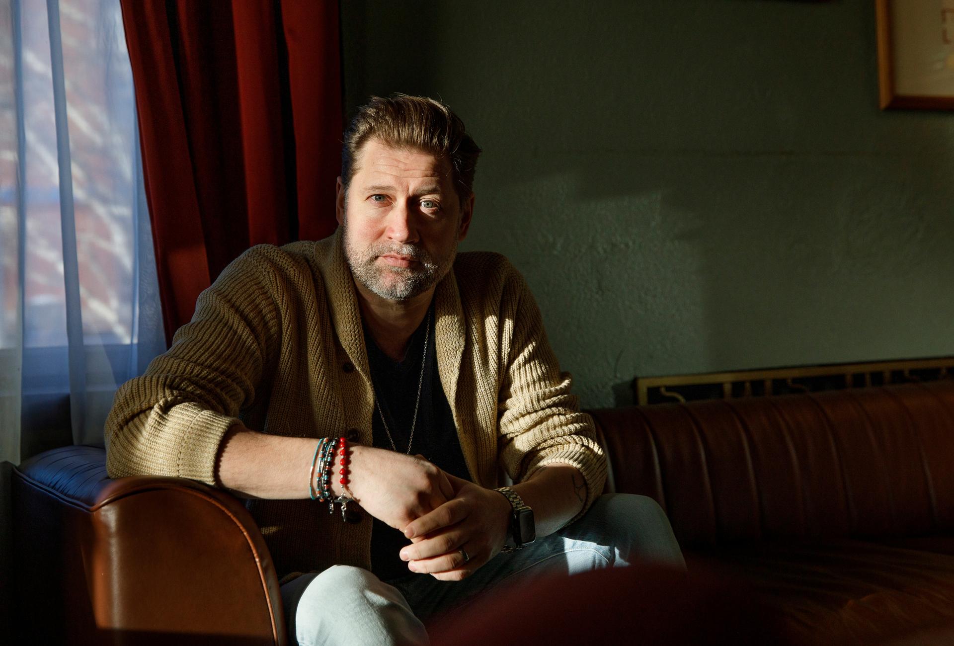 Näyttelijä Lari Halmeen rannekoruja muotikuvissa pitkin maailmaa | Apu