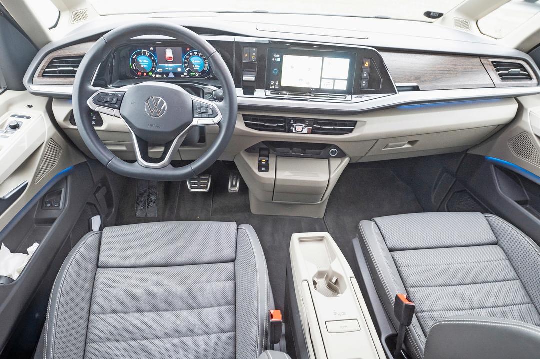 Vertailu: Toyota Proace EV & Volkswagen Multivan PHEV Tila-autot ...