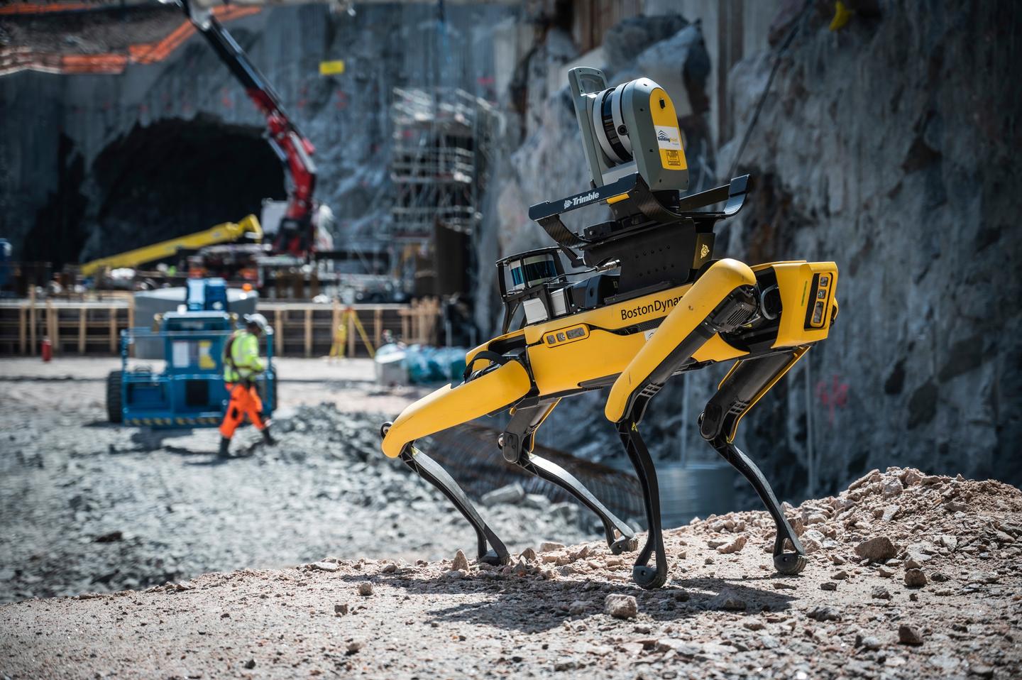 Robottikoira Spot töissä rakennustyömaalla | Näin se suoriutuu | Apu