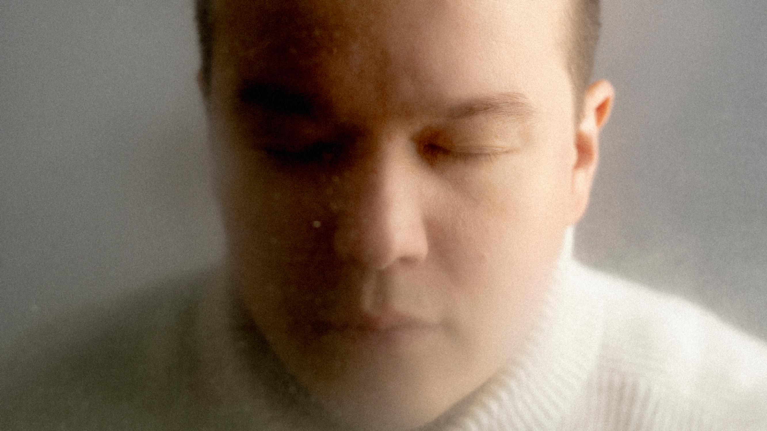 Suomessa on pakko pärjätä yksin, sanoo dokumentaristi Sami Kieksi | Image