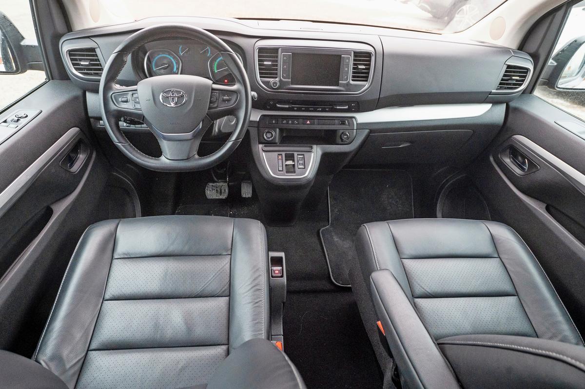 Vertailu: Toyota Proace EV & Volkswagen Multivan PHEV Tila-autot ...