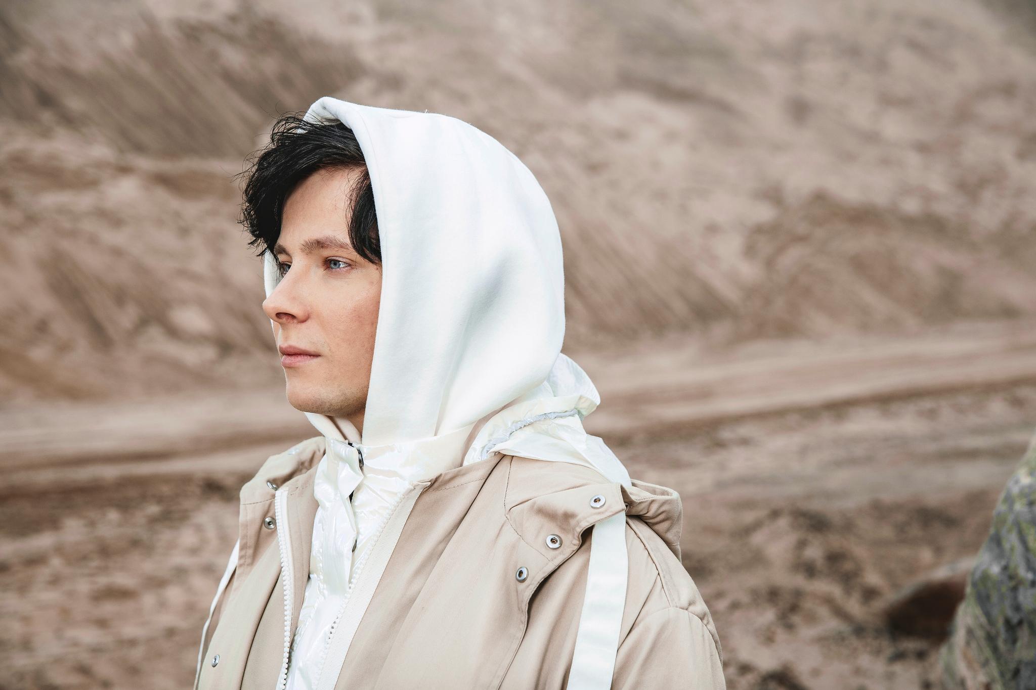 Blind Channel – Alex Mattson rentoutuu pelaamalla playstationia | Apu