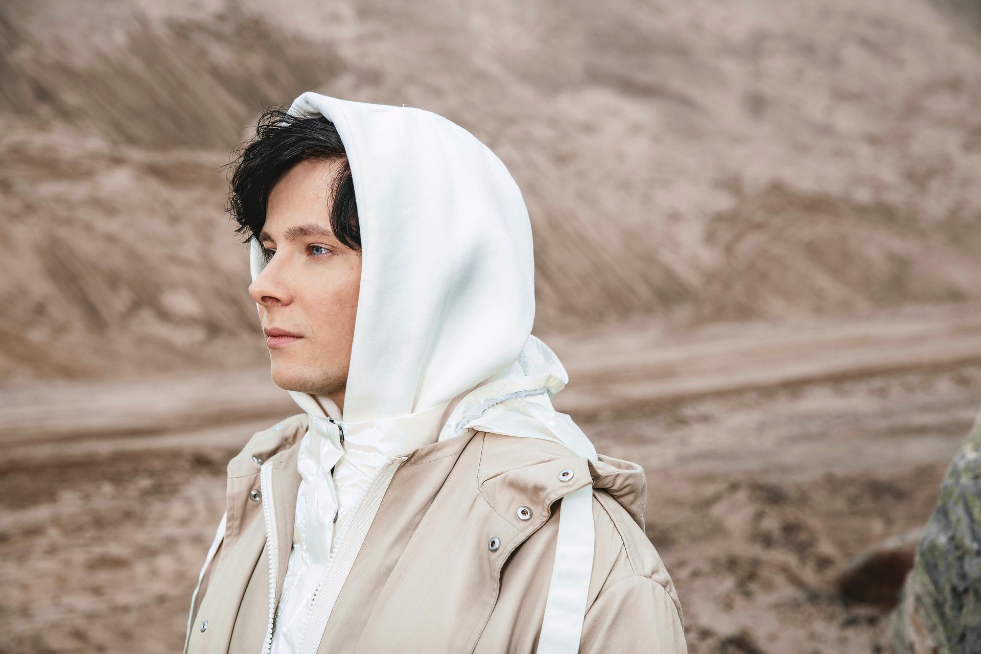 Blind Channel – Alex Mattson rentoutuu pelaamalla playstationia | Apu