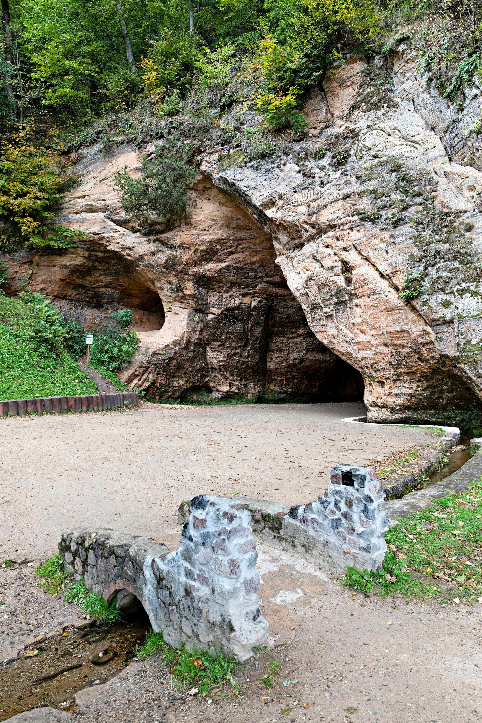 Latvian Sigulda | Linnoja, extremelajeja ja Baltian suurin luola | Mondo Latvian Sigulda | Linnoja, extremelajeja ja Baltian suurin luola | Mondo