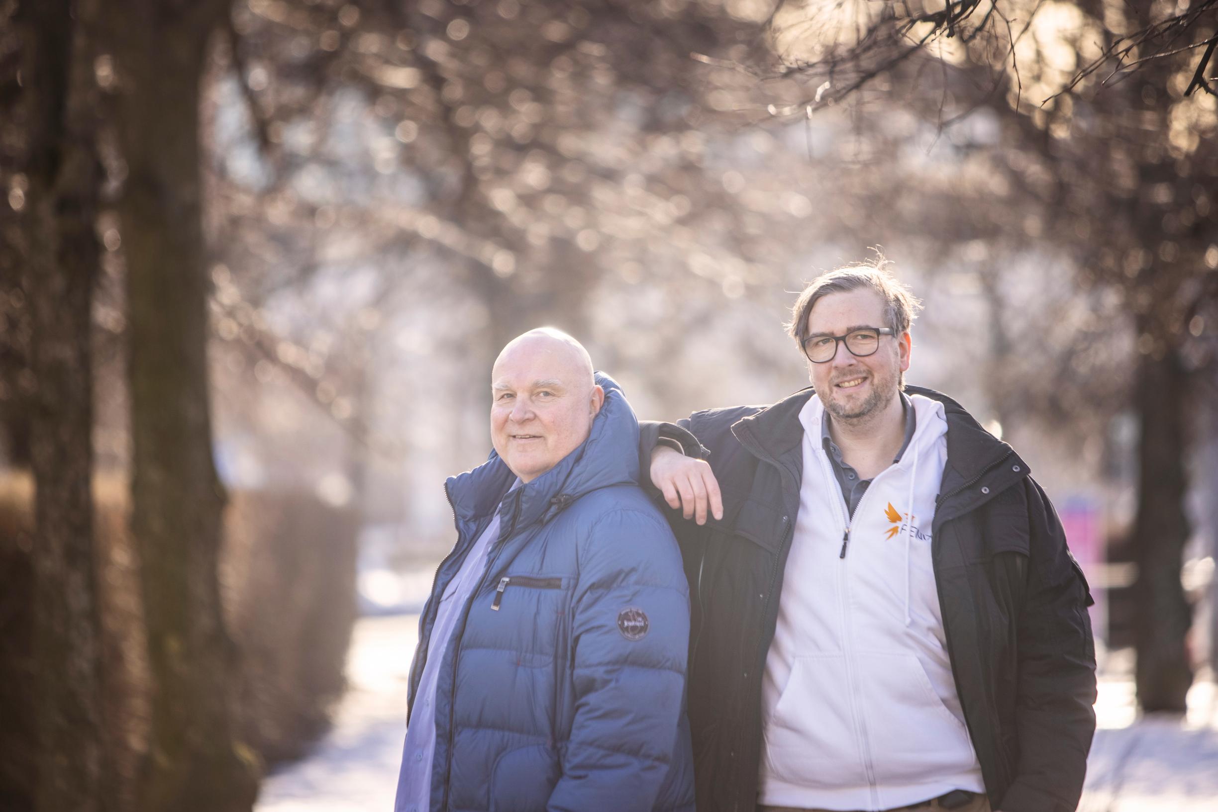 Christer Lybäck ja poika Carl leikkaavat samassa salissa | Apu