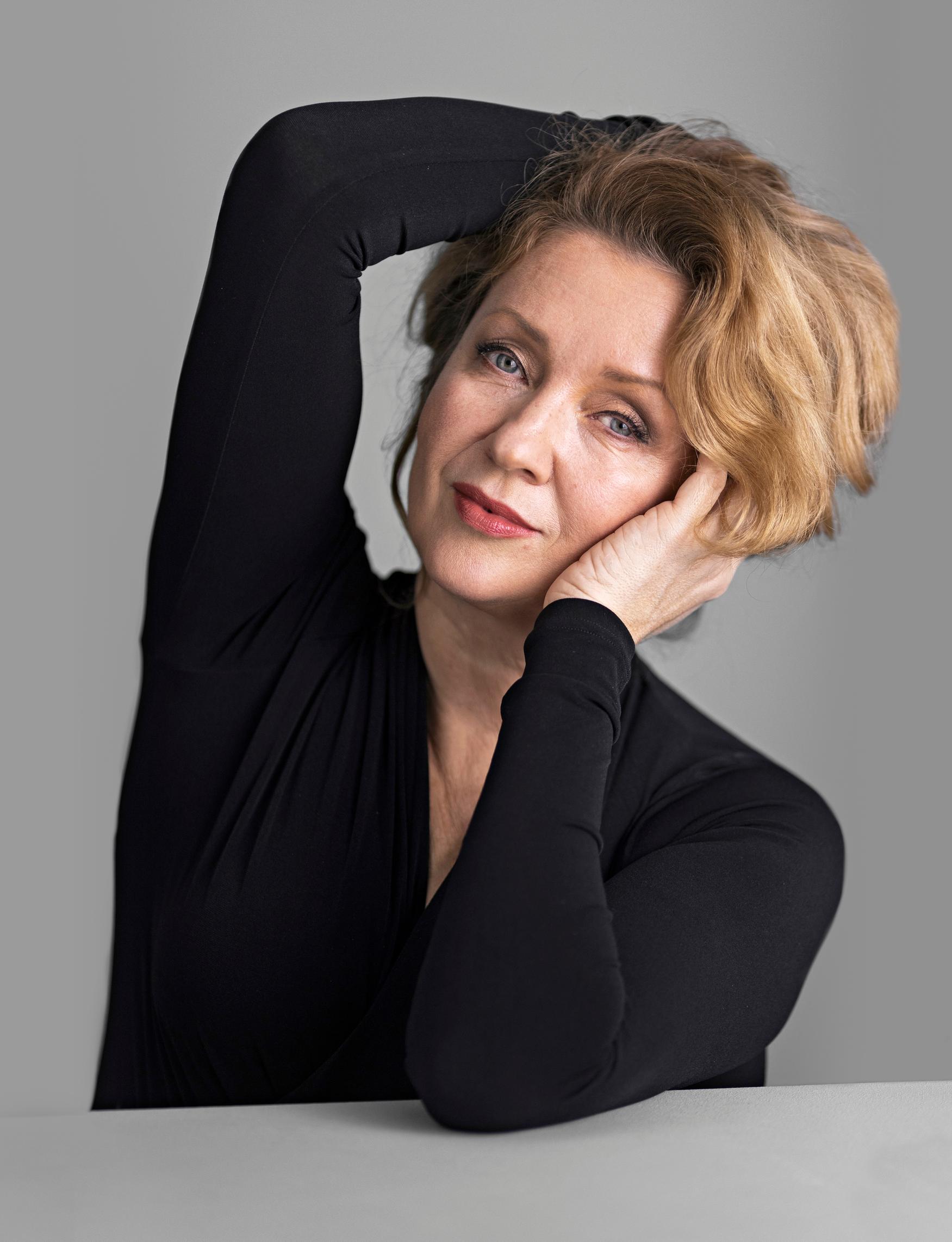 Katariina Kaitue Kansallisteatterin lauluillassa "Harva tietää.." | Apu