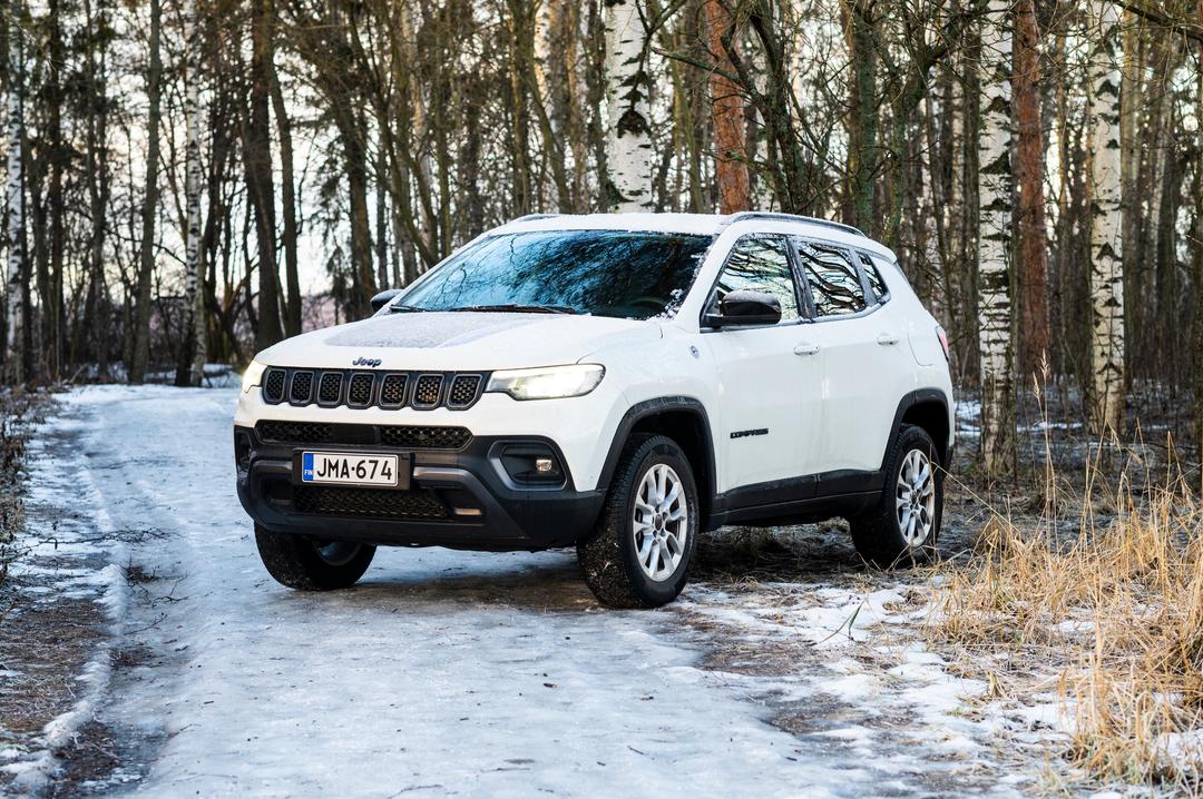 Jeep Compass PHEV 4xe Trailhawk | Neliveto hybridi | Koeajo | Tuulilasi