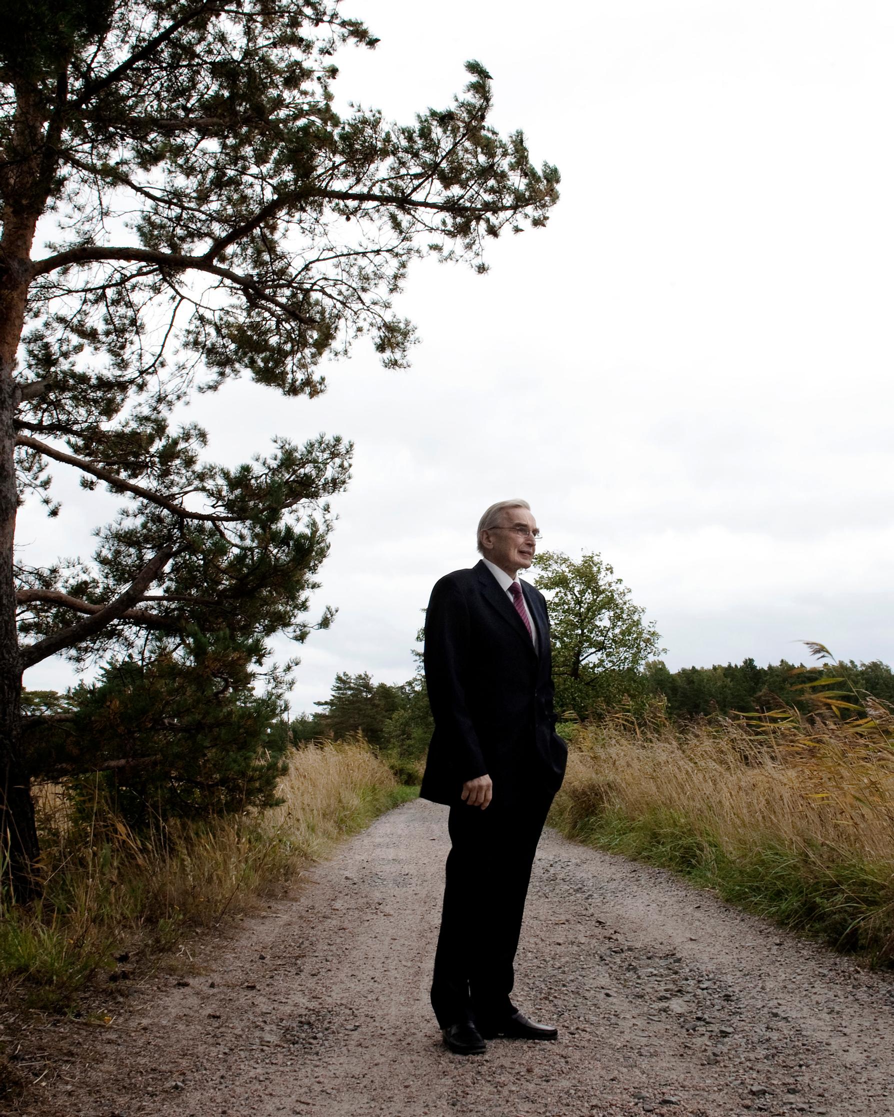 Ulf Sundqvist 1945–2023: "Politiikasta on tullut viihdettä" | Apu