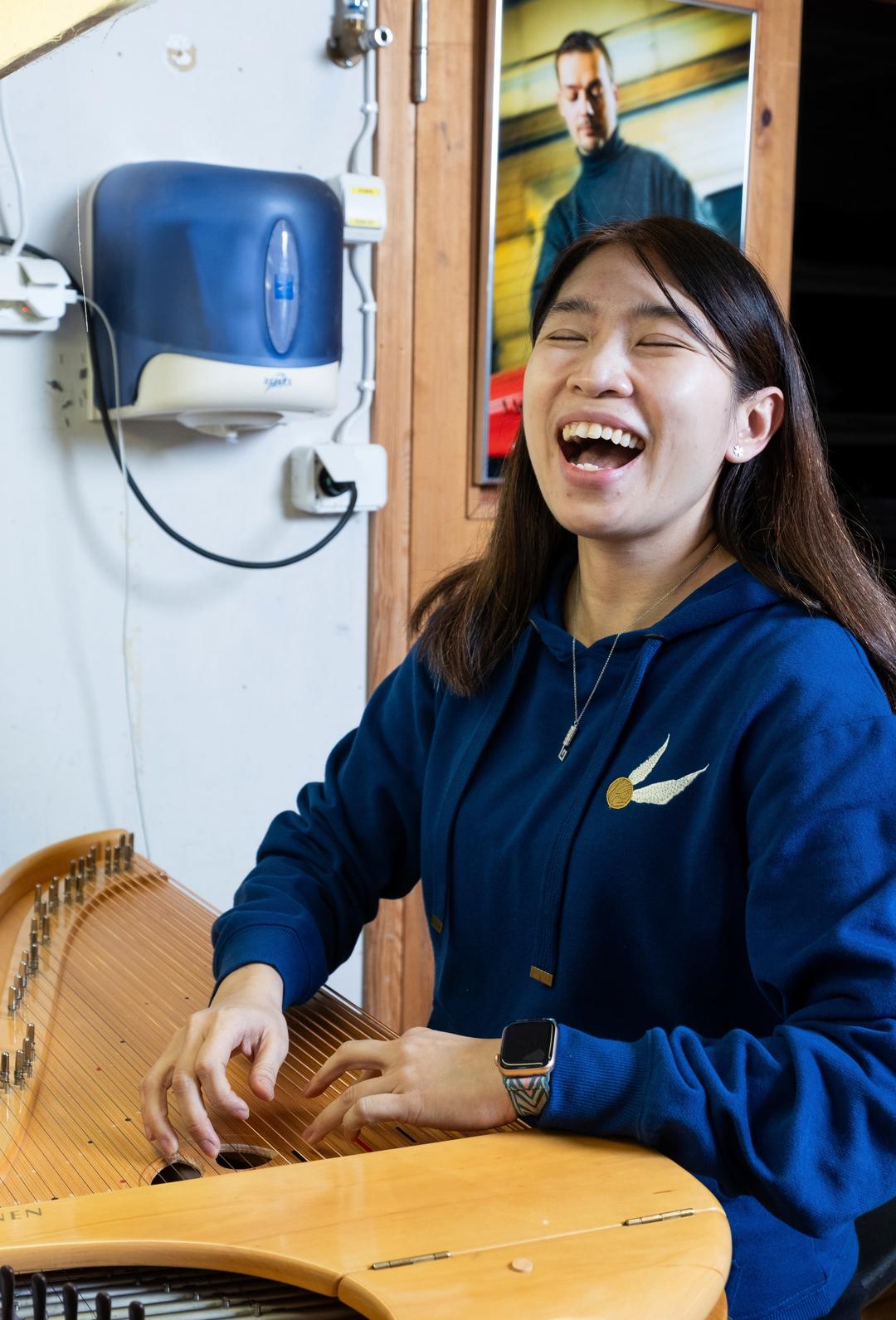 Nightwish-fani Carol Chan rakastui kanteleeseen – muutti Suomeen | Apu