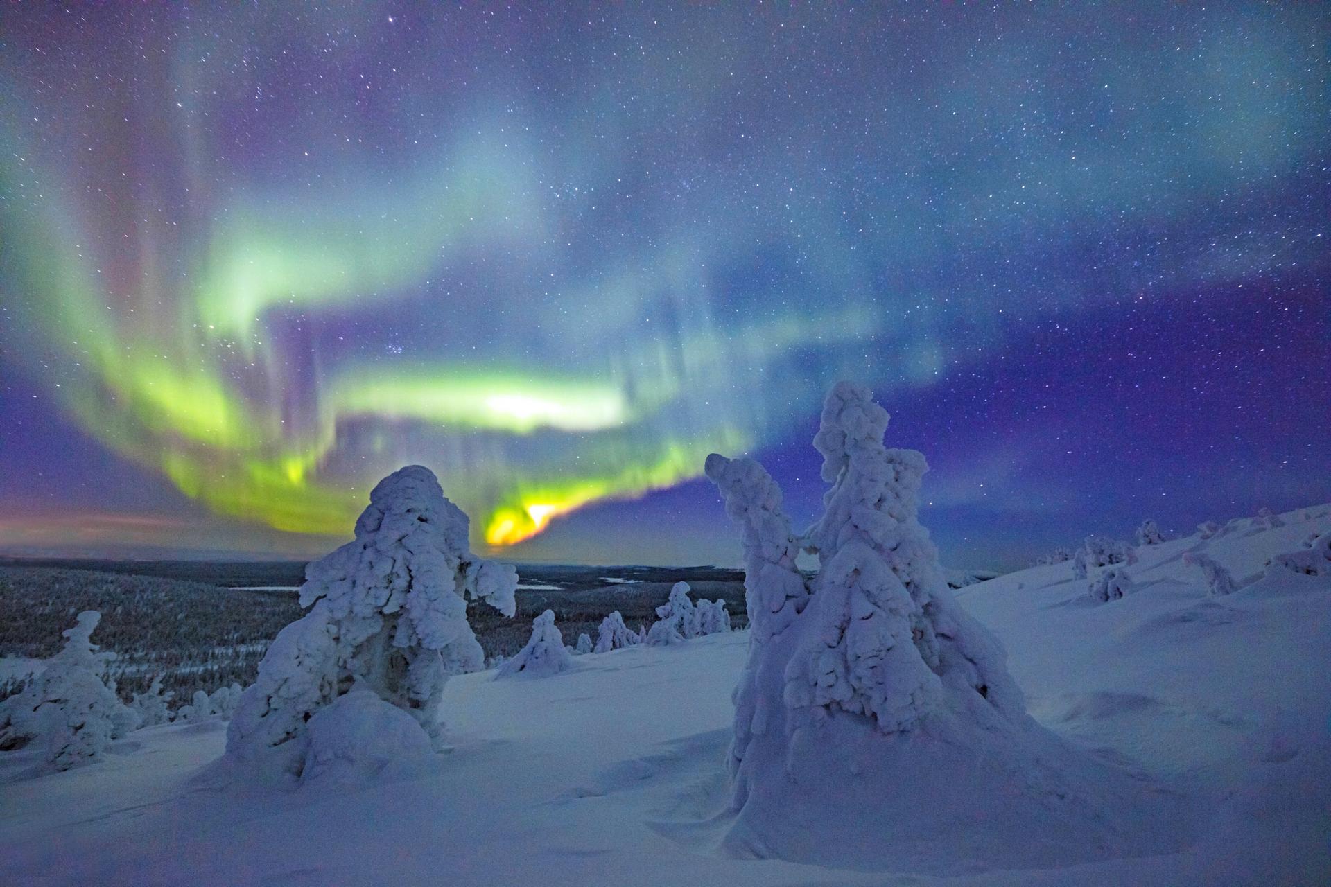 Revontulet | Luontokuvaaja osui paikalle juuri oikealla hetkellä | Apu
