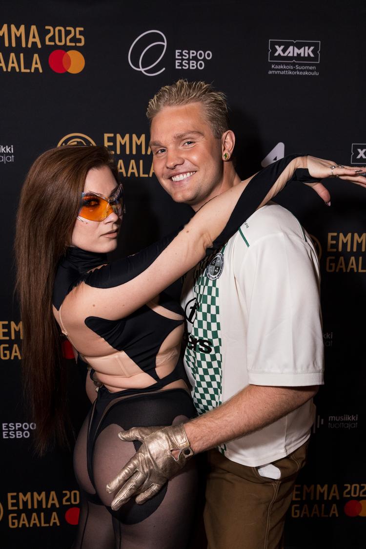 Bess ja Benjamin Peltonen | Yhteinen joululoma kaatui puheluun | Apu