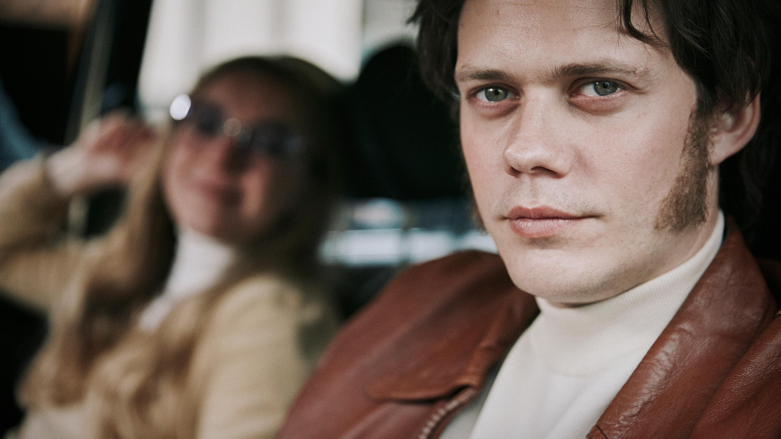 Netflixin Clark-sarja: Bill Skarsgård loistaa taparikollisena | Apu