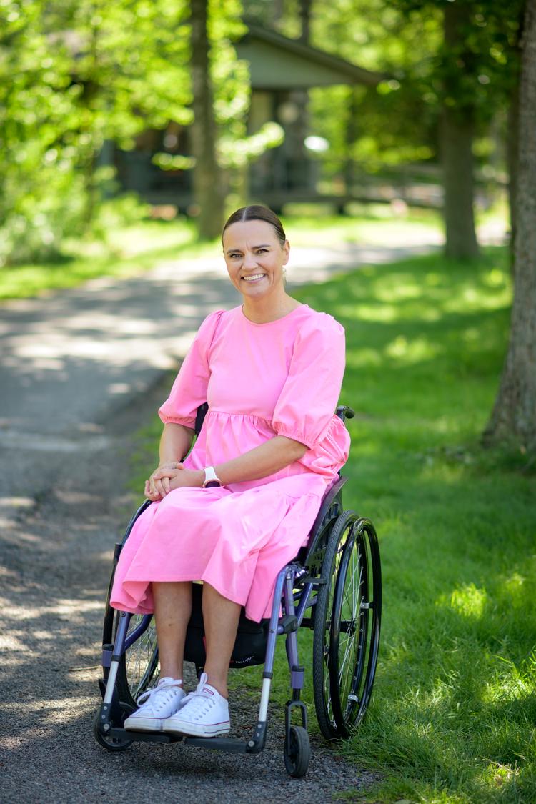 Anu Valli sairastaa MS-tautia ja käyttää pyörätuolia | Apu