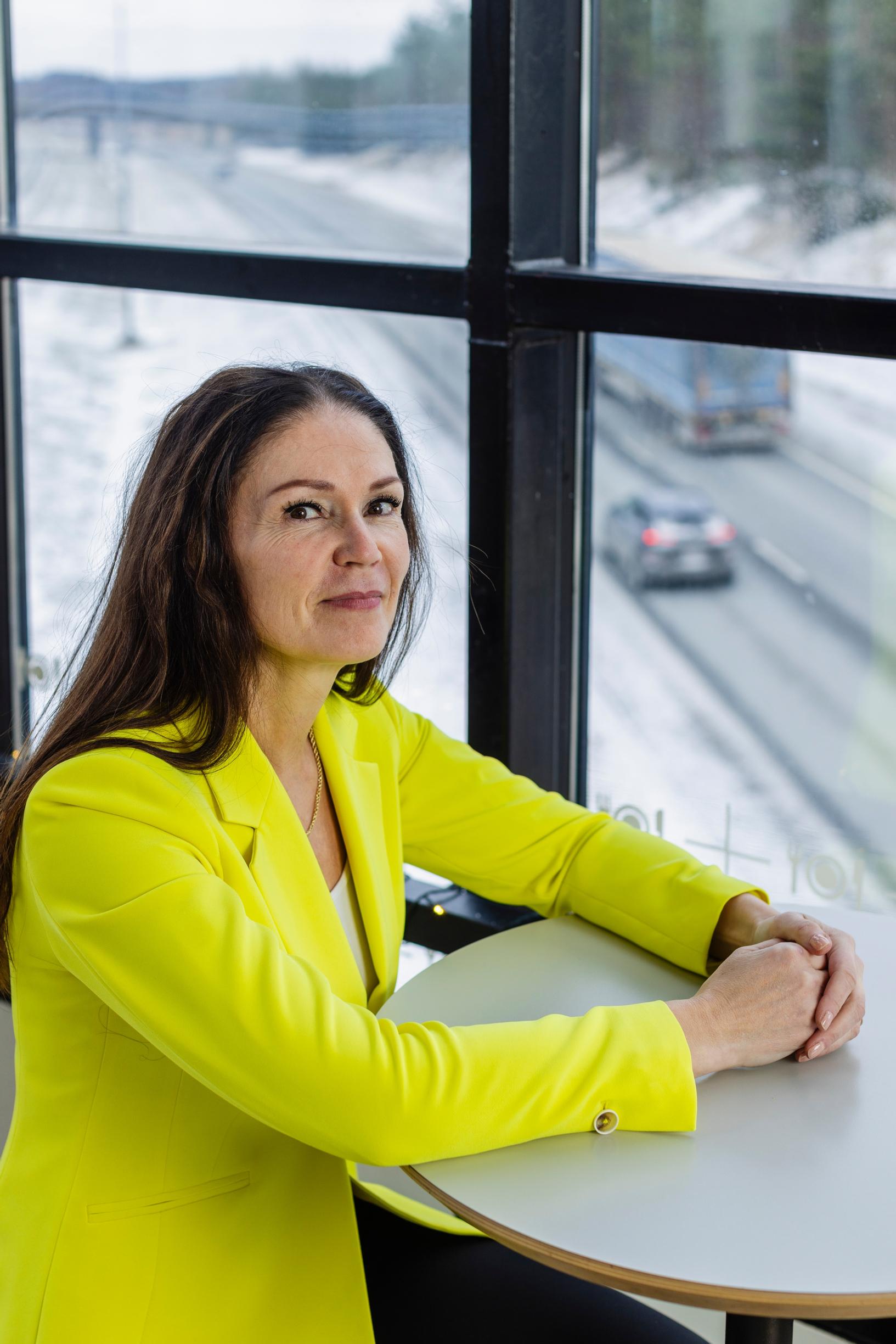 Lulu Ranne: ”Me korostamme sitä, että Suomi kulkee kumipyörillä” | Apu