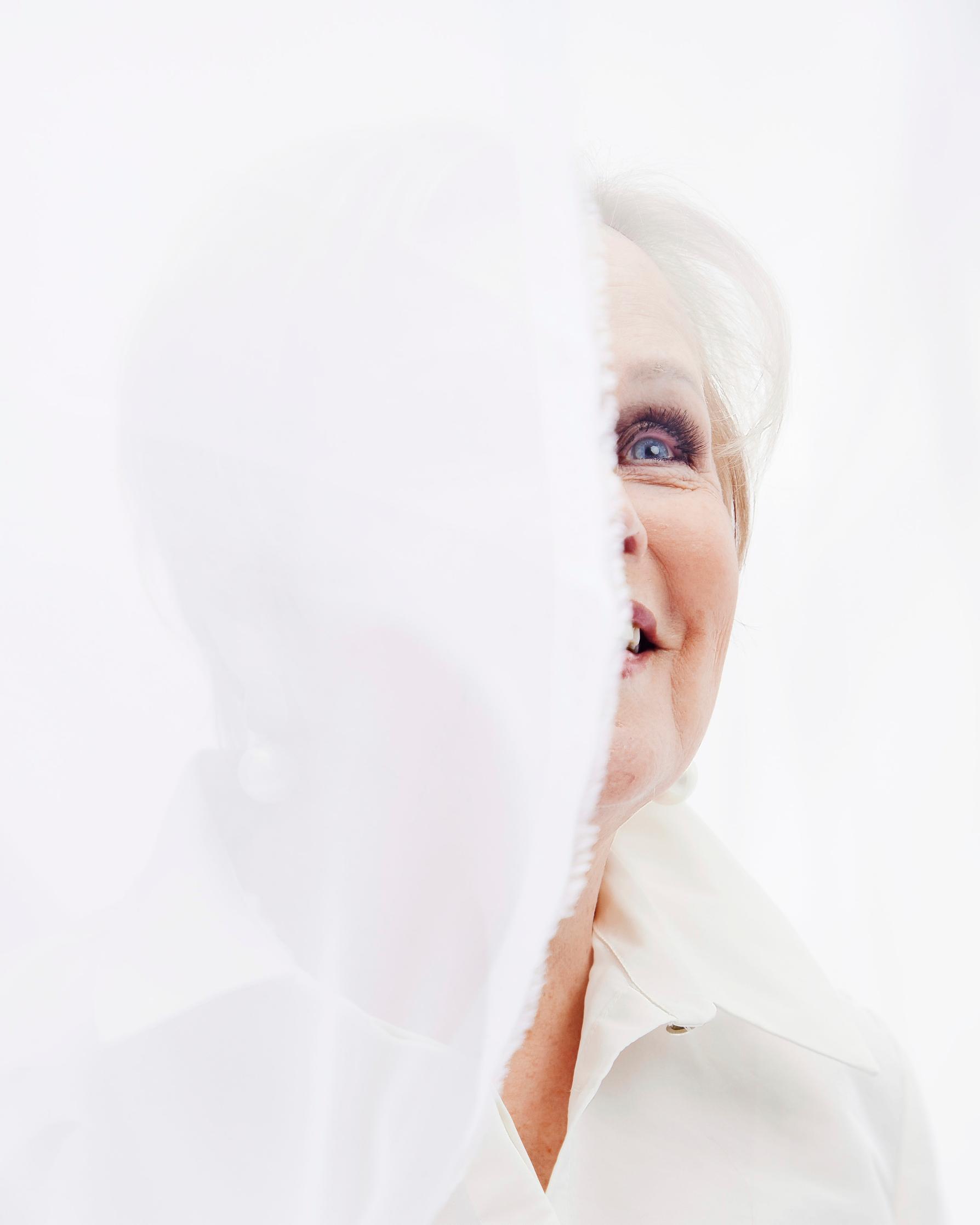 Katri Helena uskoo viesteihin tuonpuoleisesta ja vastaa lauluissa | Apu