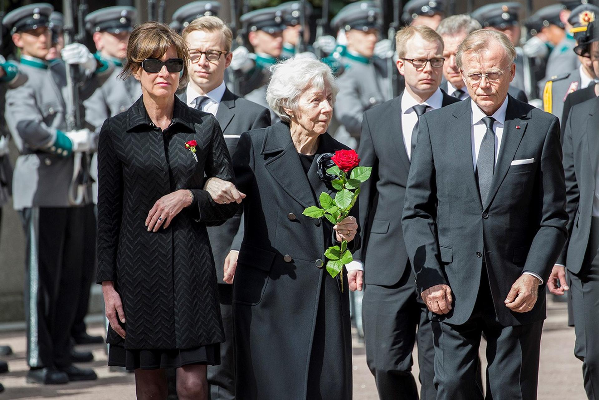 Tellervo ja Assi Koiviston jäähyväiset puolisolle ja isälle | Apu