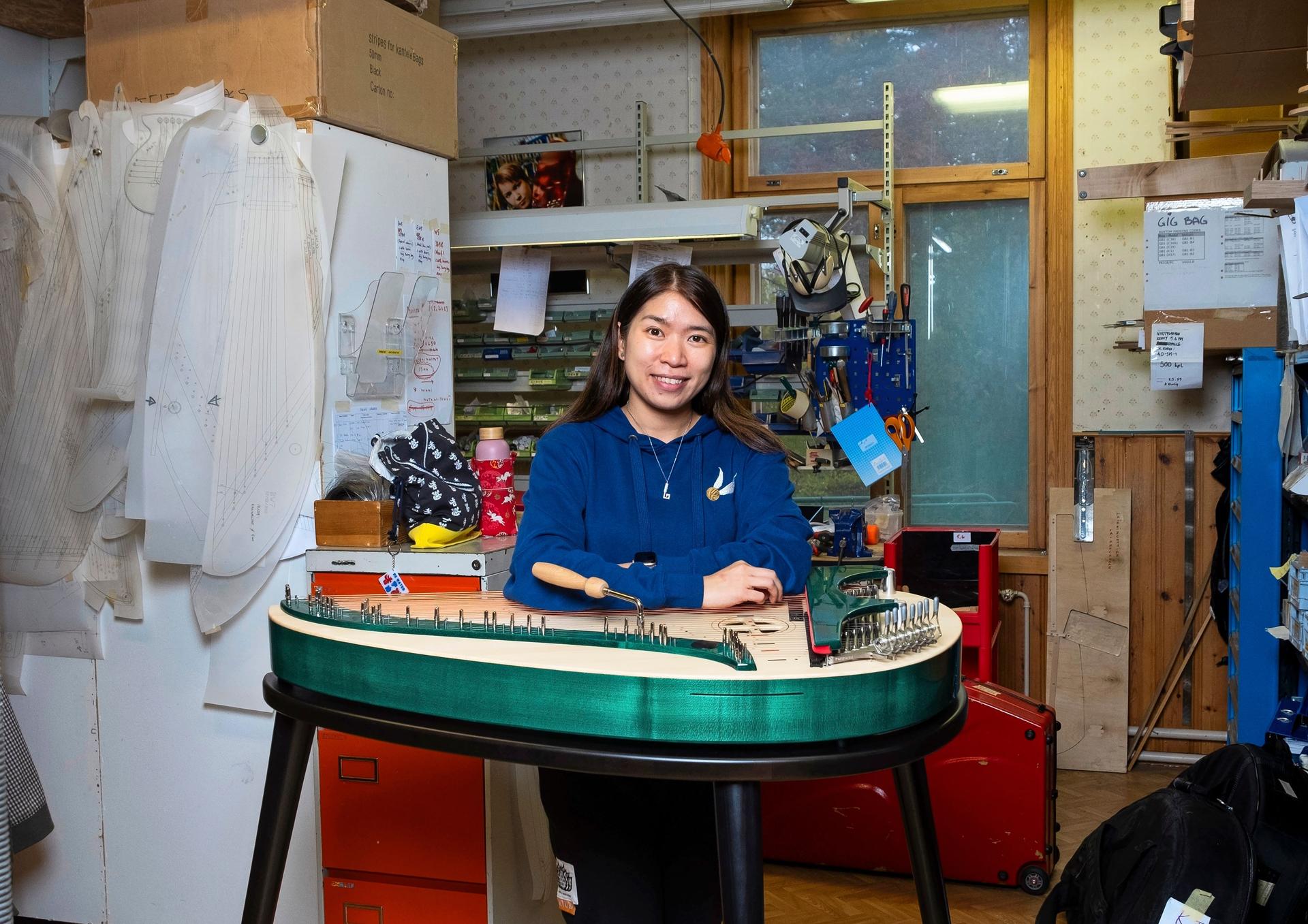 Nightwish-fani Carol Chan rakastui kanteleeseen – muutti Suomeen | Apu