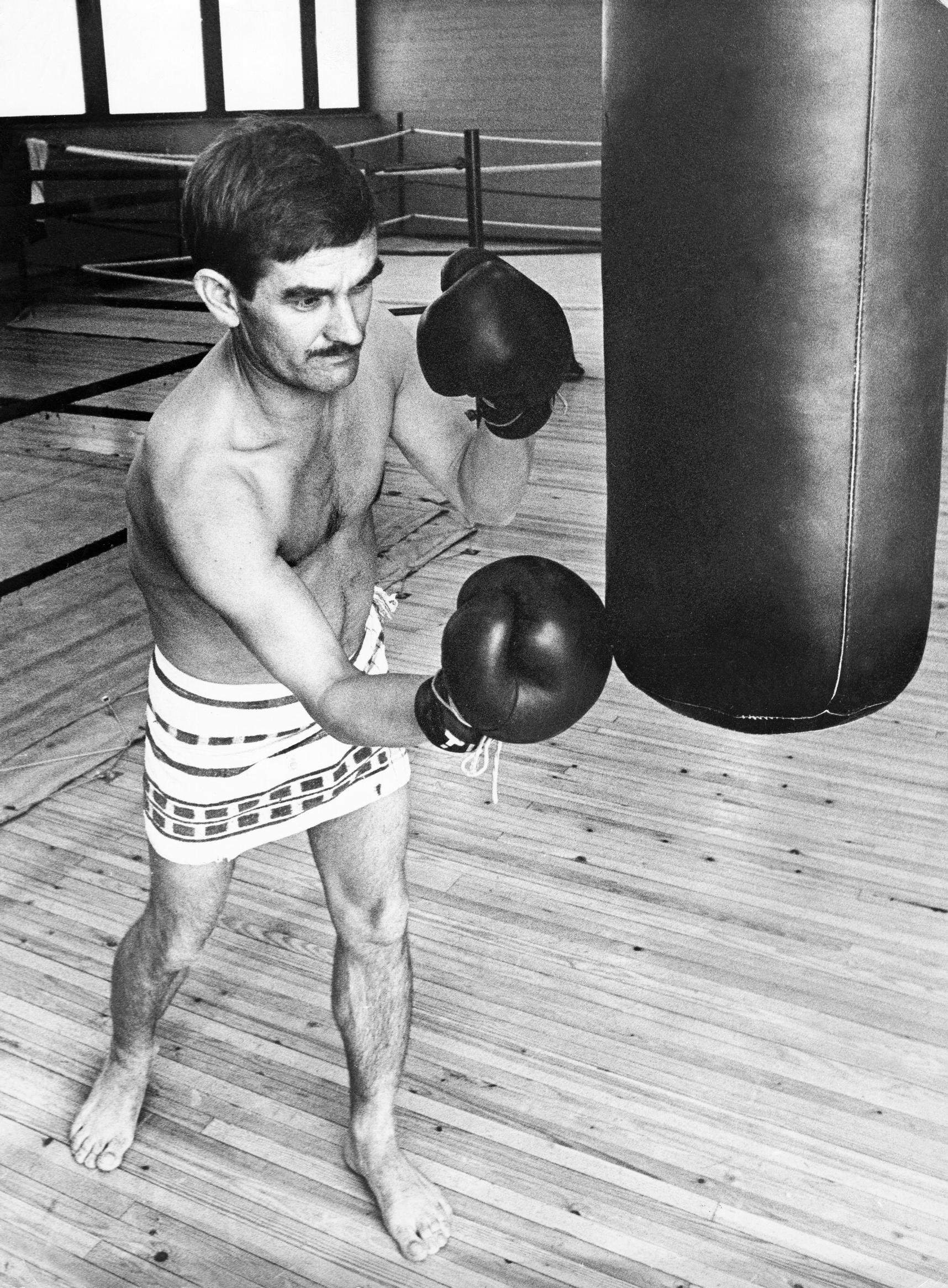 Kuka oli Olliver Hawk eli Olavi Hakasalo? | Apu