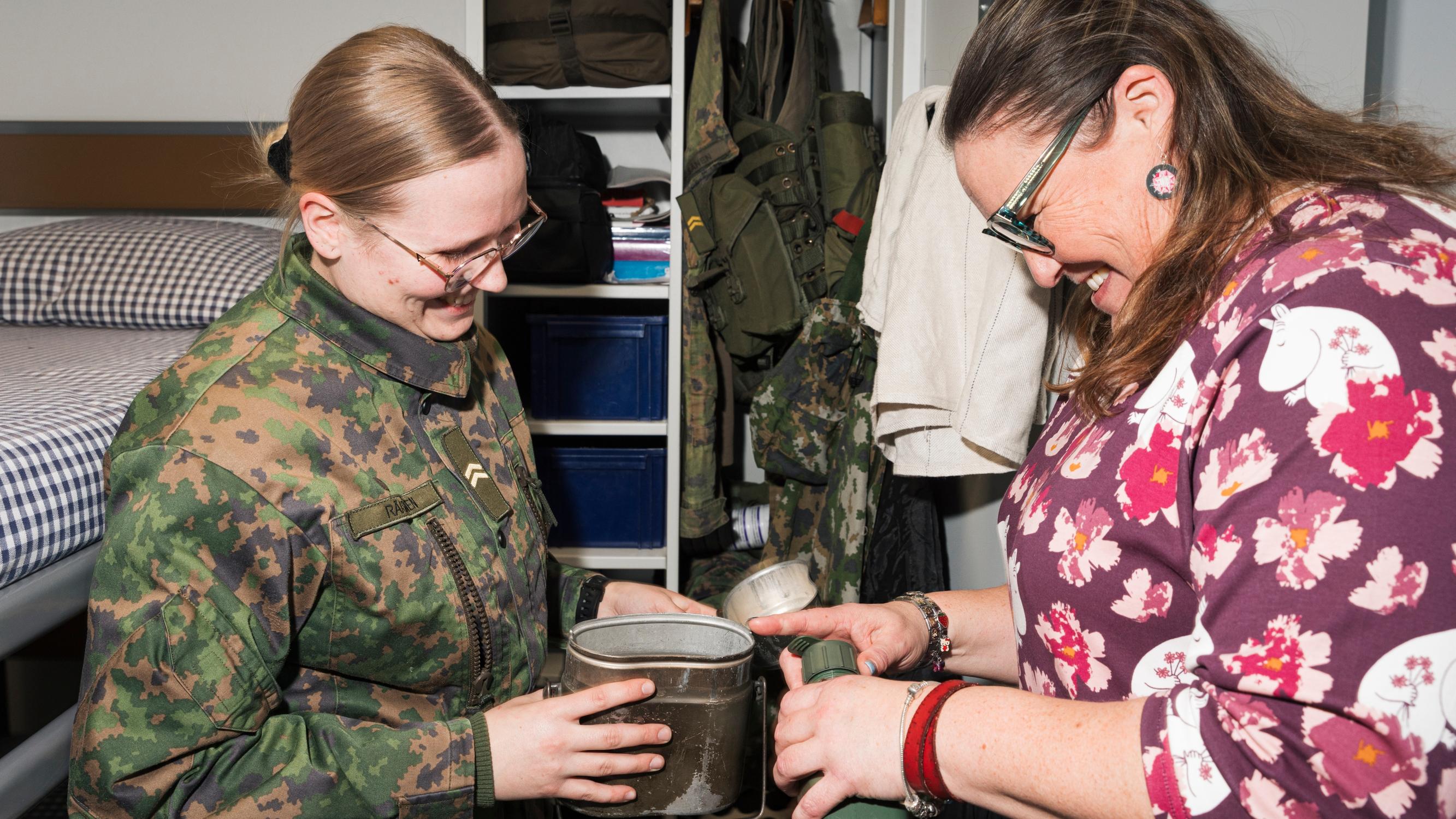 Naiset armeijassa: Helena Valtonen oli yksi ensimmäisistä v. 1995 | Apu