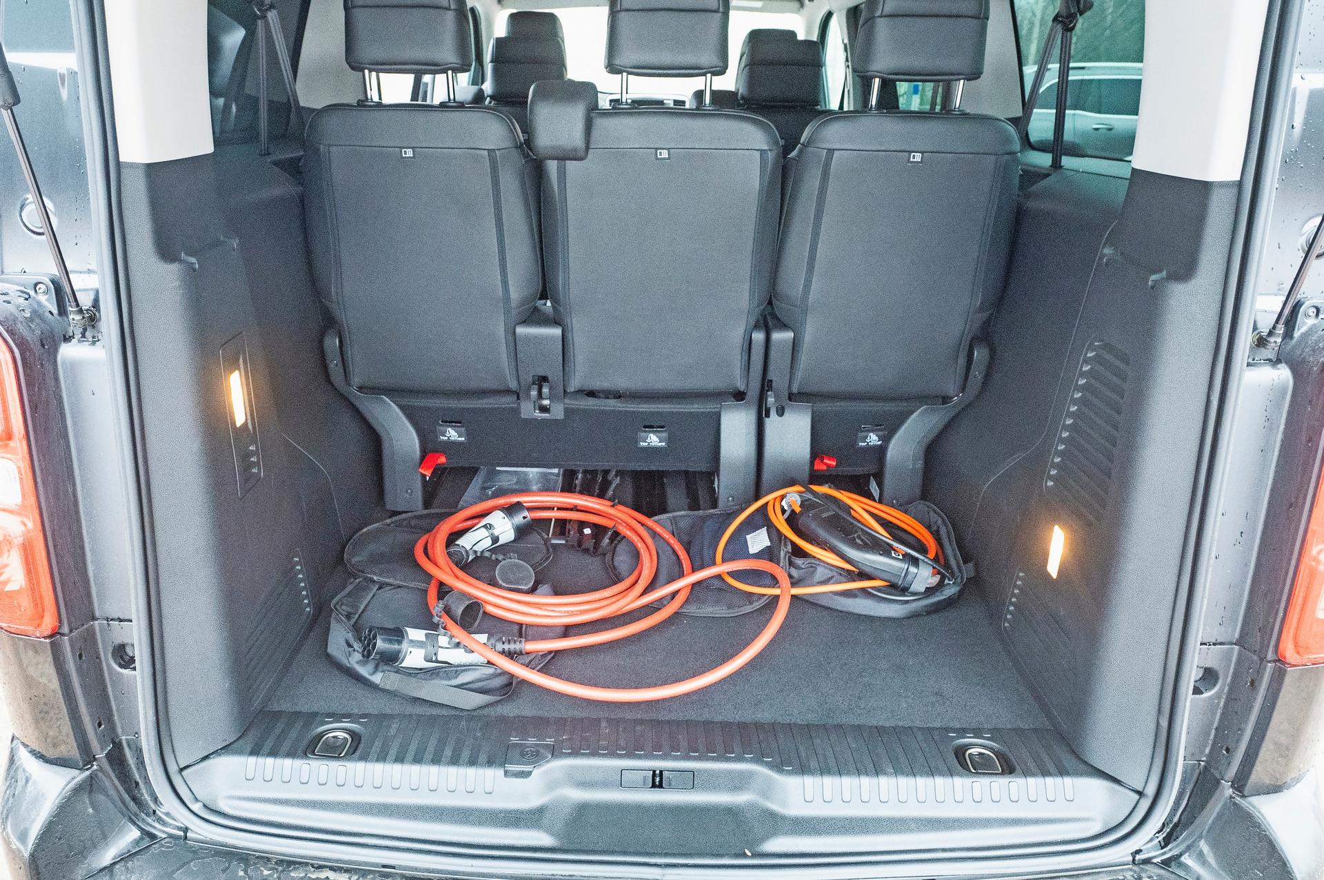 Vertailu: Toyota Proace EV & Volkswagen Multivan PHEV Tila-autot ...