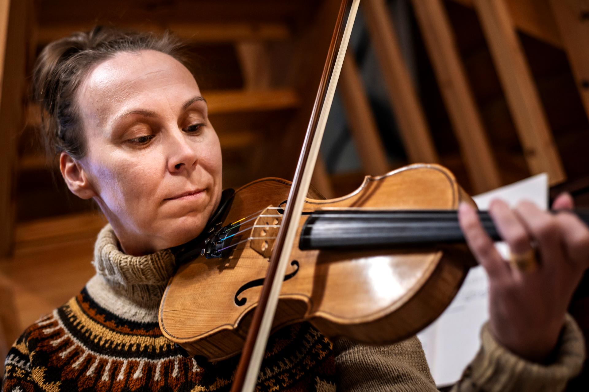 Johanna Paavola lauloi lehmilleen | Video levisi kuin kulovalkea | Apu