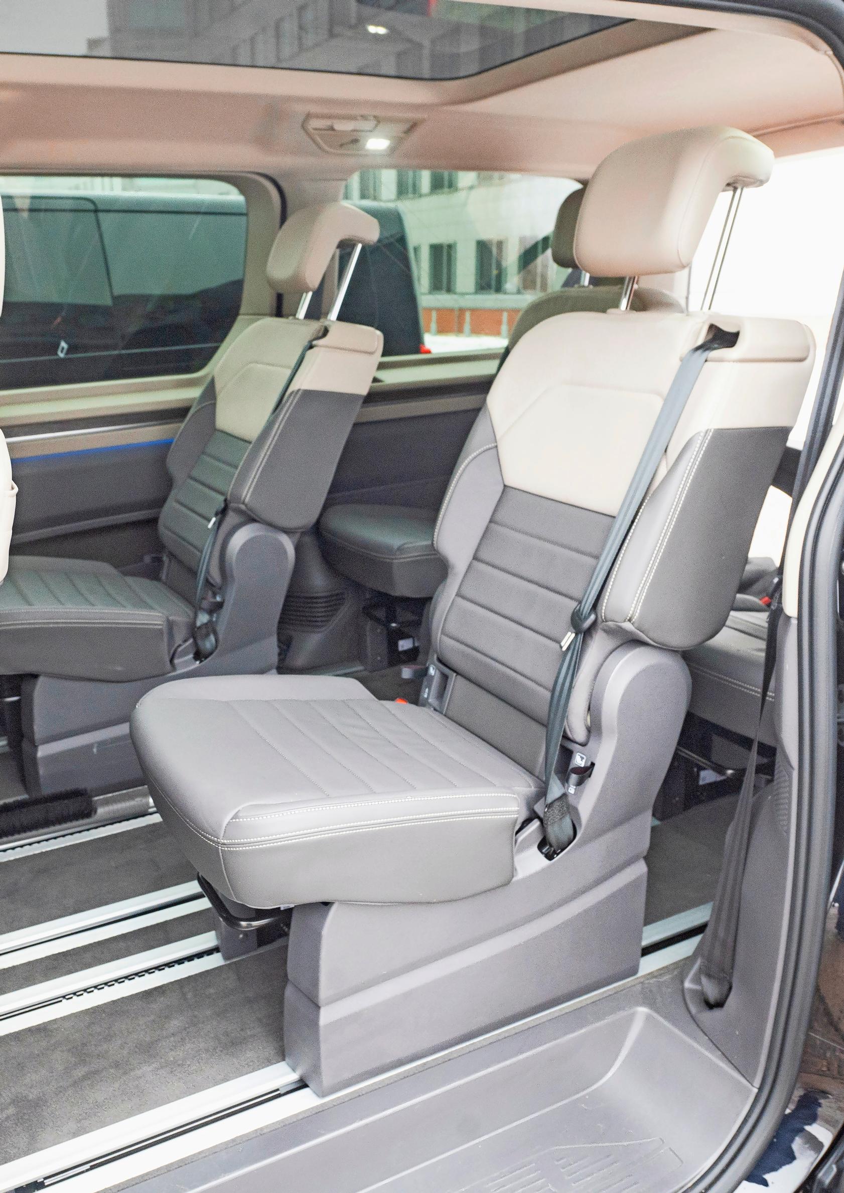 Vertailu: Toyota Proace EV & Volkswagen Multivan PHEV Tila-autot ...